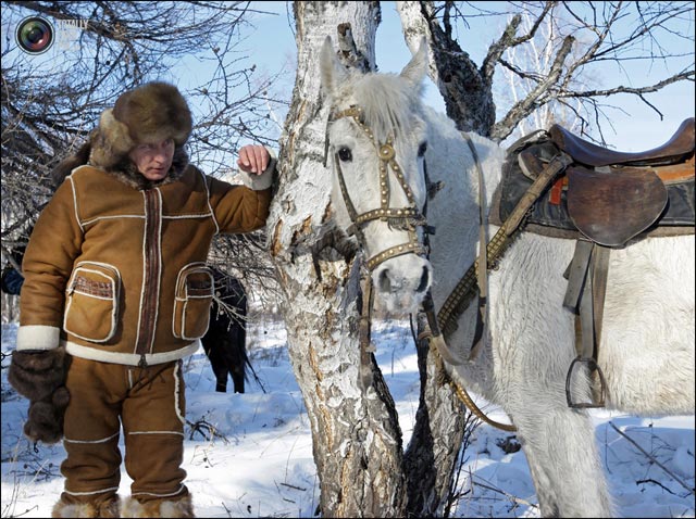 photo Vladimir Poutine balade cheval blanc neige Siberie avec doudoune ...