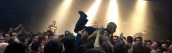 A 5 ans, il fait un slam dans un concert de metal | Blog-Note
